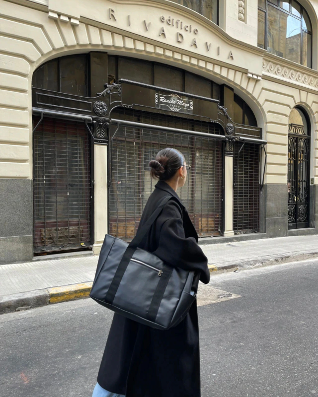 Cartera The Crown: Cuero ecológico, resistente y amplia
