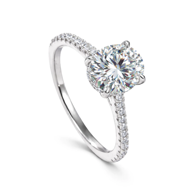 Anel em Prata com Moissanite Oval e Aro Cravejado